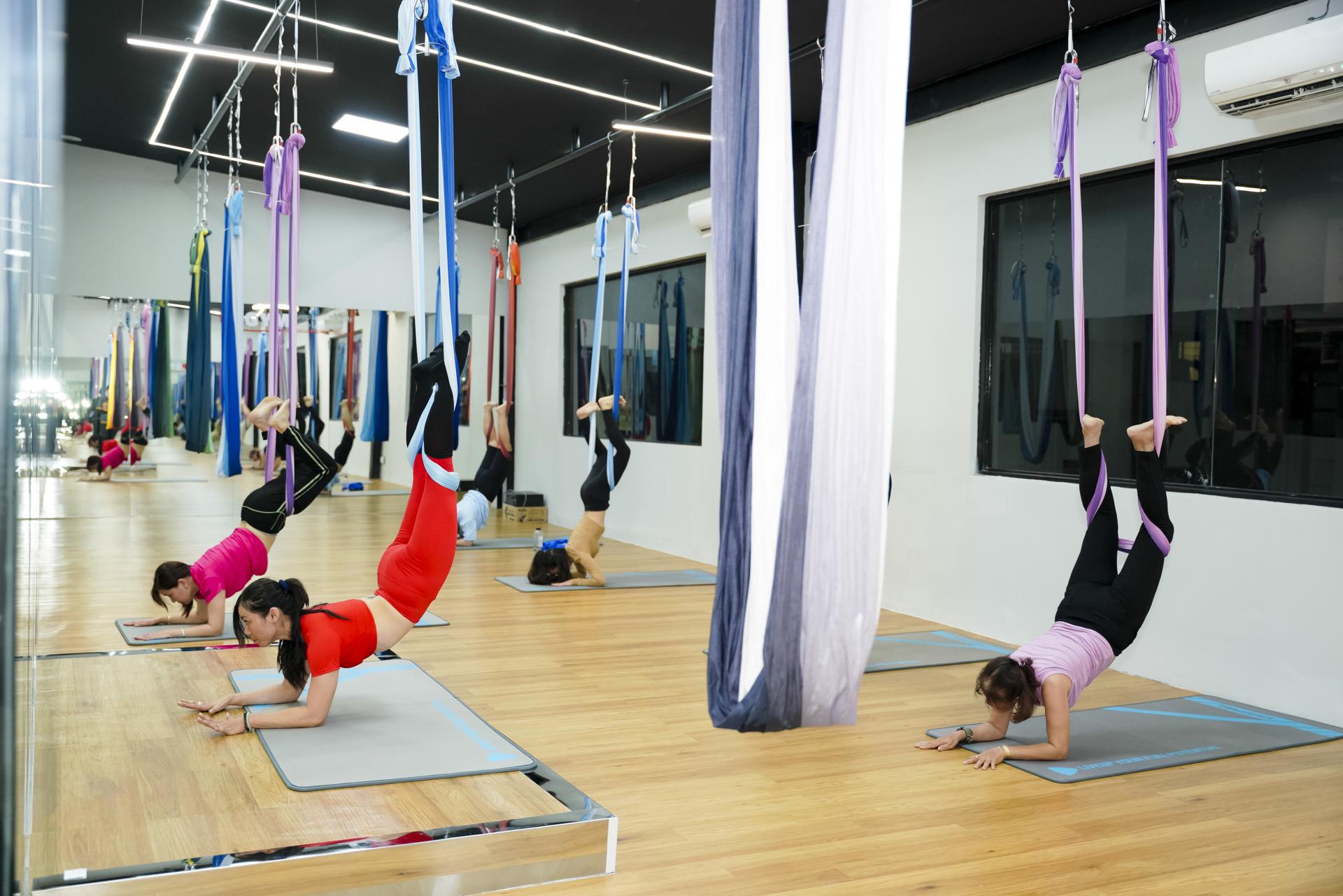 Yoga Bay | Aerial Yoga - Trải nghiệm lơ lửng trên không!
